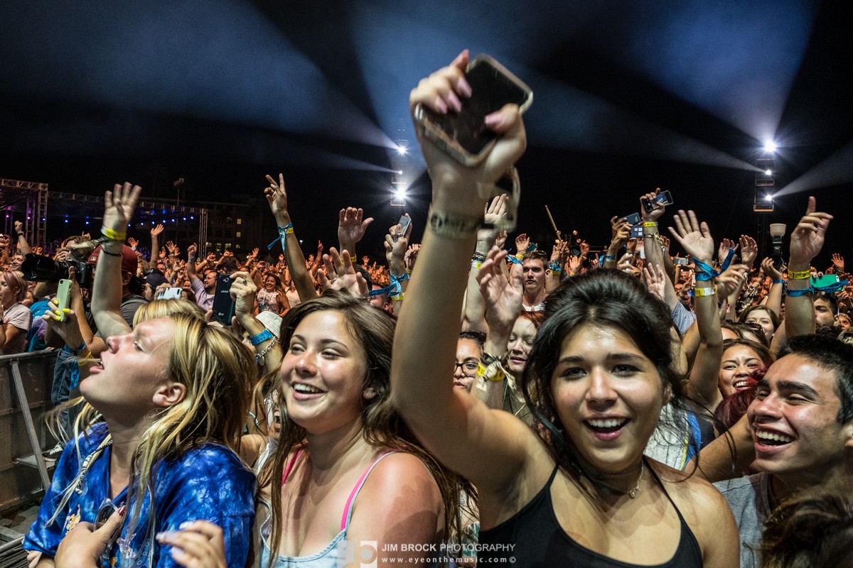 FANS.com Pivots to Livestreaming Platform, Watch Full-Day moe. & Dark ...